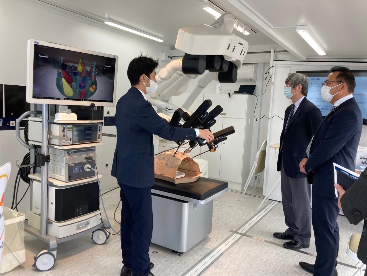 MADREにてMedicaroid社の手術支援ロボット「hinotori」の展示会を開催いたしました。 | 栗原医療器械店